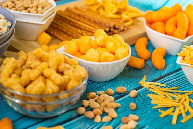 Snacks Salgados Servidos Em Tigelas Imagem de Stock - Imagem de azul ...