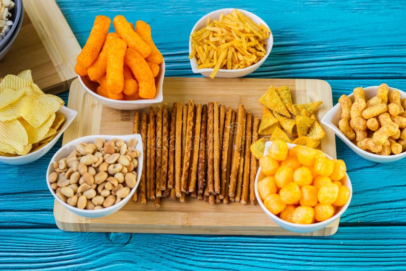 Snacks Salgados Servidos Em Tigelas Foto de Stock - Imagem de partido ...