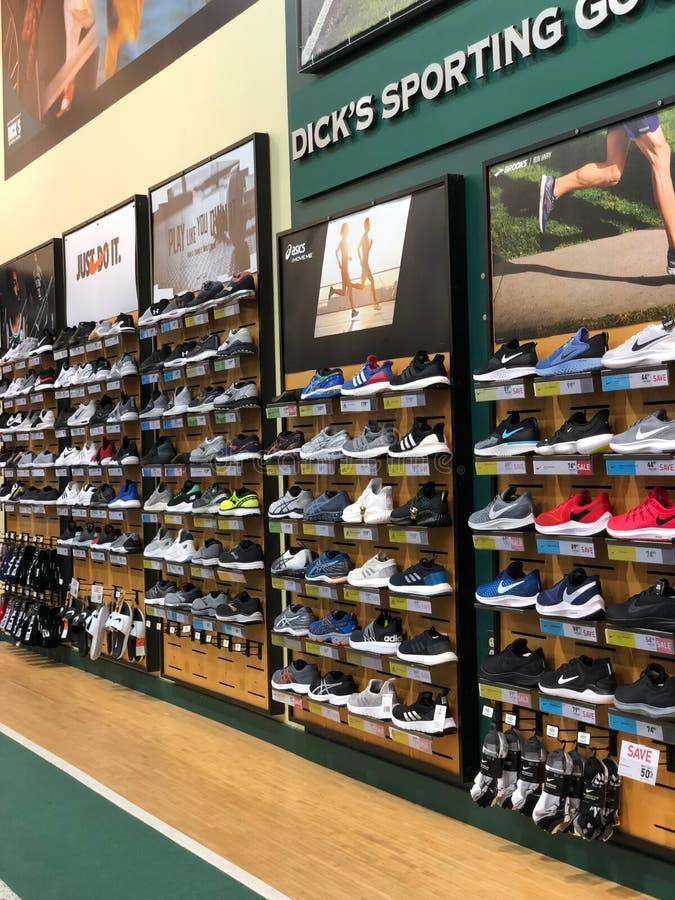 Sneaker Display in Einem Dick`s Sporting Goods Store in Summerville, SC ...