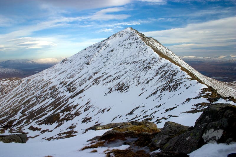 Sneeuw bergtop stock afbeelding. Image of geïsoleerd, hoek - 7993317