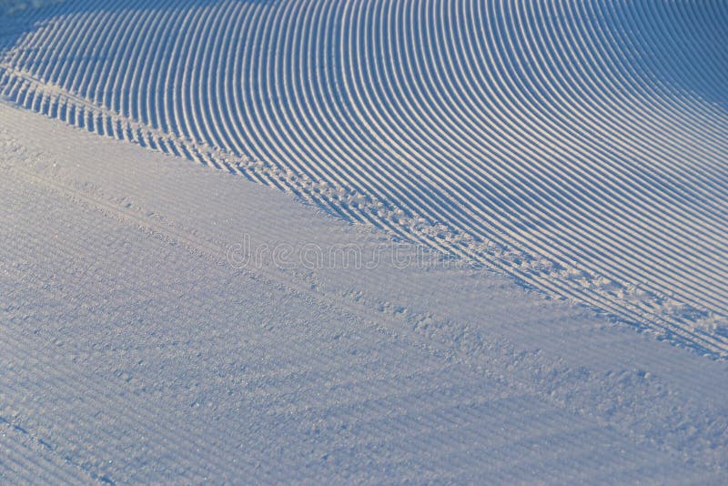 Sneeuw piste stock foto. Image of blauw, zonlicht, sport - 23356882