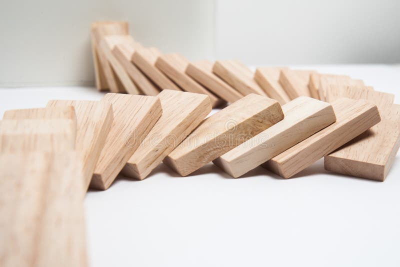 Sneeuwbaleffect - Rij Van Witte Domino's Op Witte Achtergrond Stock ...