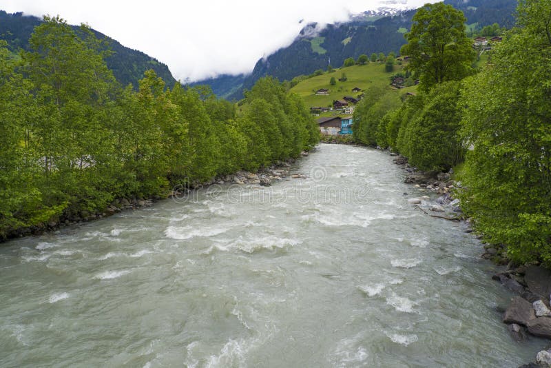 Snel Stromende Rivier stock foto. Afbeelding bestaande uit snel - 32944762