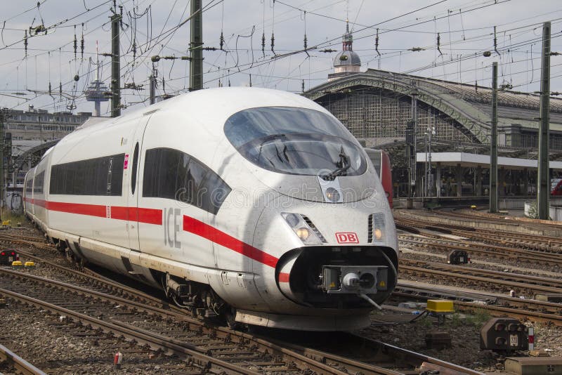 Interlokale Uitdrukkelijke ( ICE) Trein Van Deutsche Bahn ( DB) Bij F ...