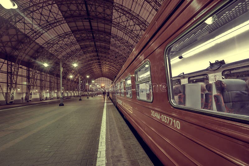 Sneltrein redactionele fotografie. Image of binnen, vervoer - 53041827