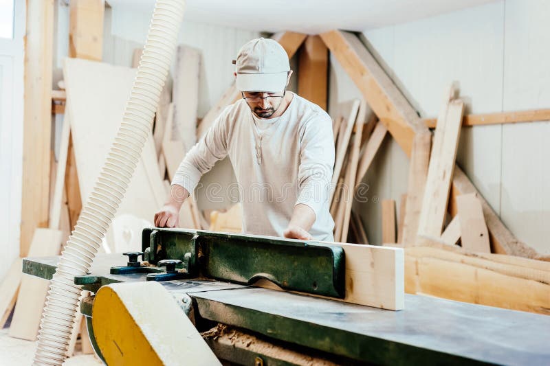 Snickare i fabrik arkivfoto. Bild av folk, stämjärn, möblemang - 54719504