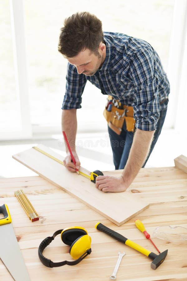 Snickare i arbete fotografering för bildbyråer. Bild av konstruktion ...