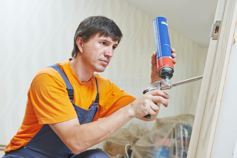 Snickaren arbetar med skum fotografering för bildbyråer. Bild av ordna ...