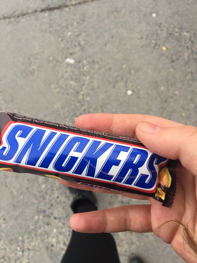 Snickers redaktionelles stockfoto. Bild von kichert - 114845623