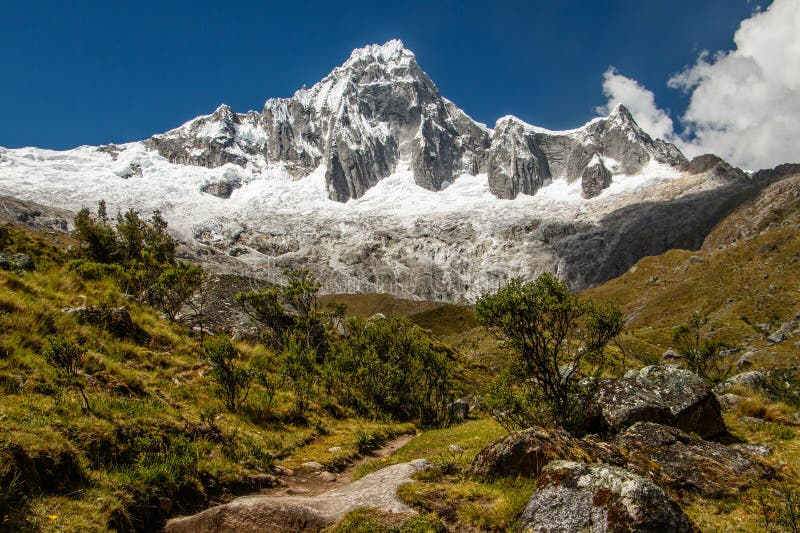 Snow-covered Piek Van Cordillerablanca in Peru Stock Afbeelding - Image ...