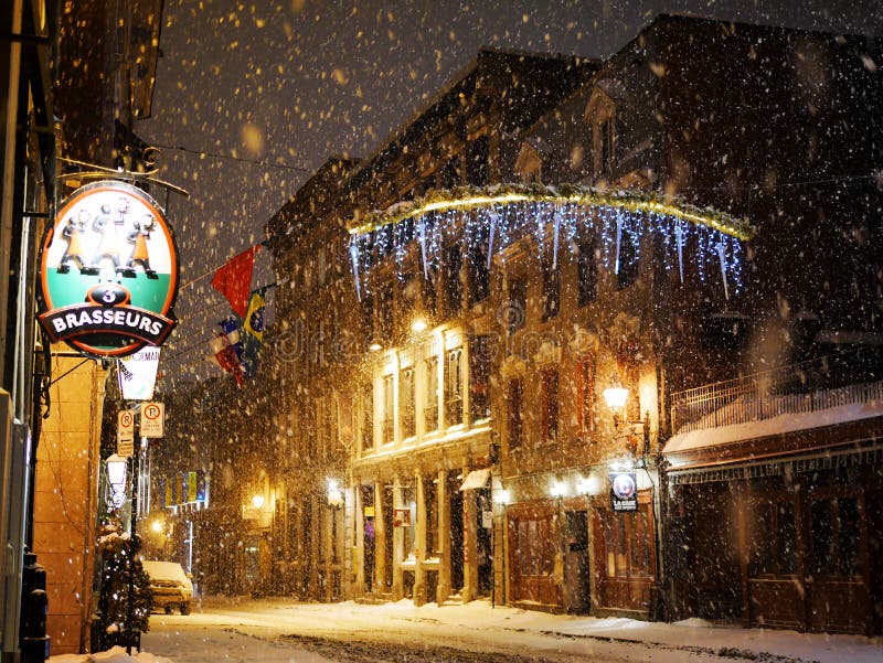 Snow at night editorial photography. Image of night - 115190907