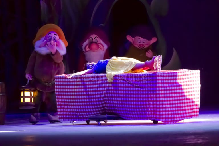 Snow White under Spell editorial image. Image of show - 28966005