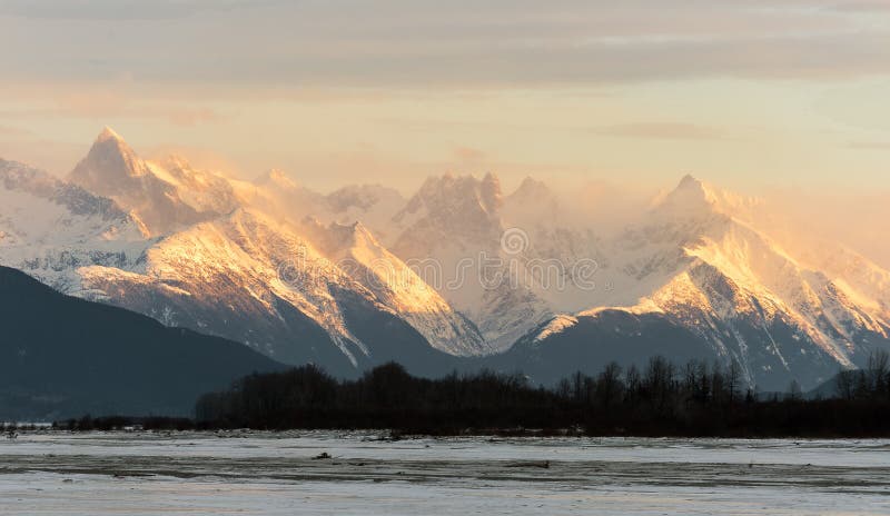 Snowcovered Berge in Alaska. Stockbild - Bild von zustand, schacht ...