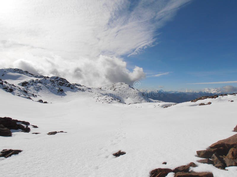 Snowfield image stock. Image du bleu, neige, alpes, ciel - 64477951