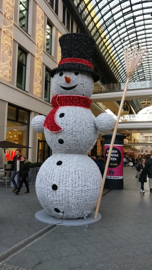 Snowman at a Shopping Center Editorial Photography - Image of snowman ...