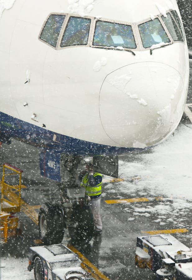 Snowstorm at Heathrow Airport Editorial Photo - Image of weather ...
