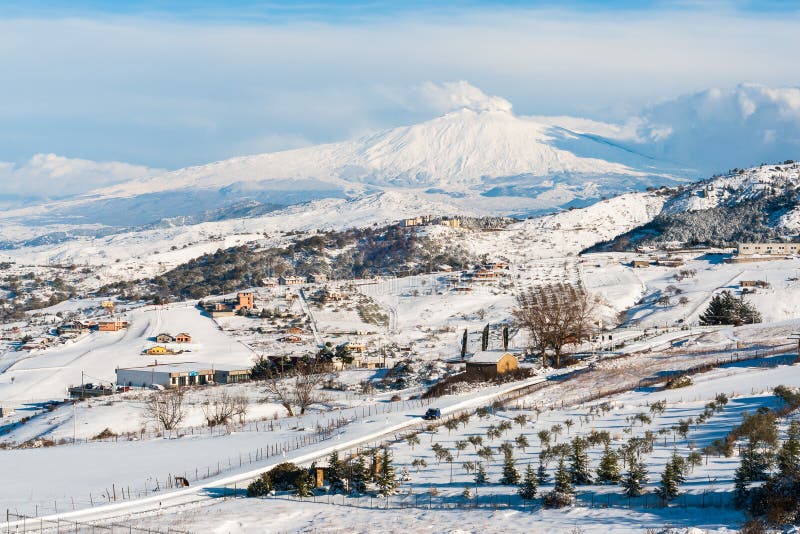 Snowy Ätna stockfoto. Bild von farbe, krater, winter - 95379000