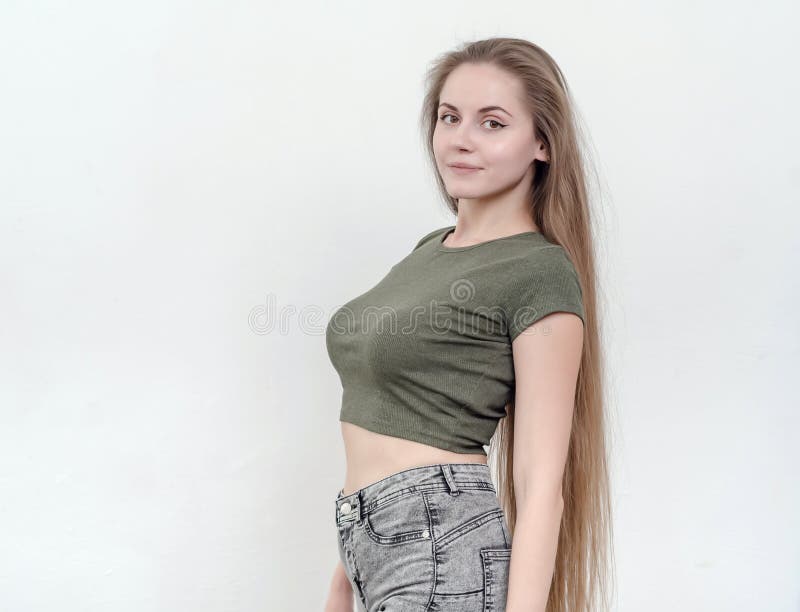 Snygg Tjej Med Vackra Bröst I En Grön Skjorta På Ca Arkivfoto Bild Av