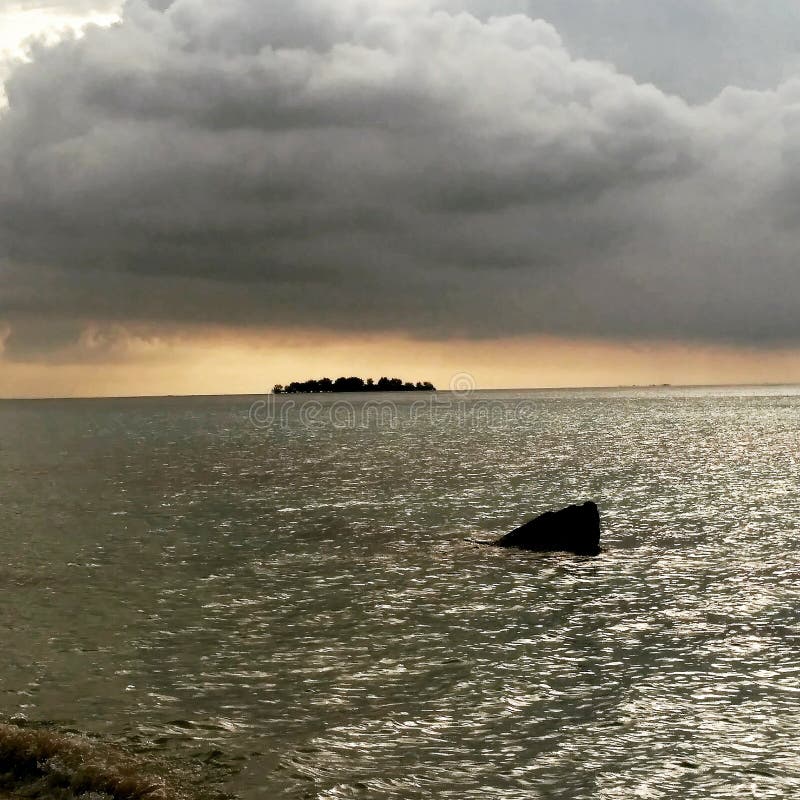 Sobre la isla del mar imagen de archivo. Imagen de costa - 202838239