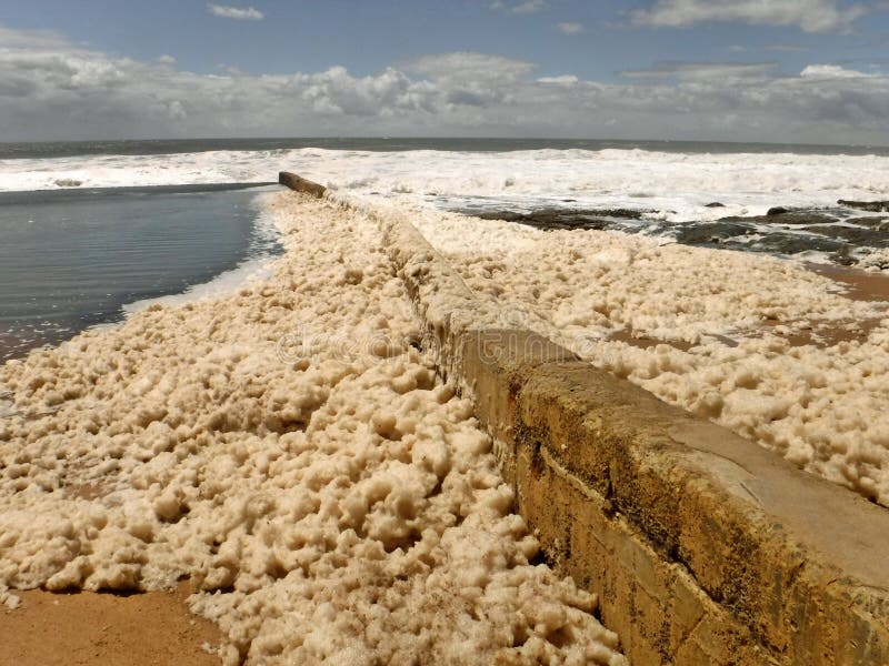 Sobre o quebra-mar imagem de stock. Imagem de maré, densamente - 105311085