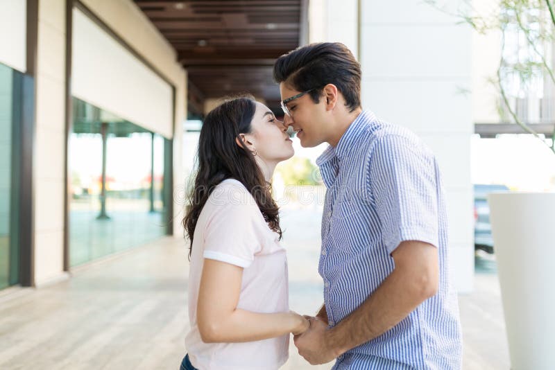 Sobre Para Besarse Una Primera Fecha Imagen de archivo - Imagen de ...