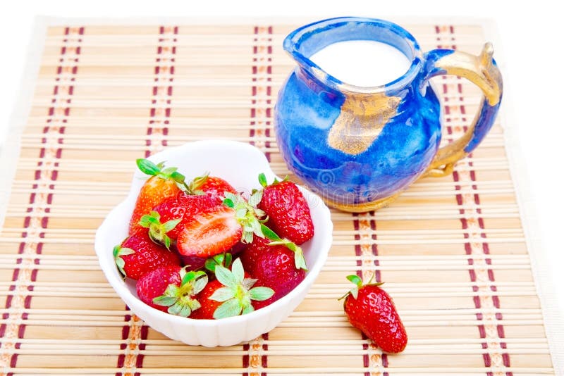 Sobremesa Das Morangos Com Leite Imagem de Stock - Imagem de pintado ...