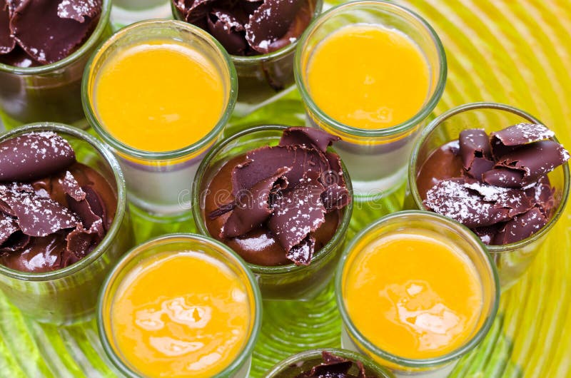 Sobremesa Do Rato Do Chocolate E Da Manga Imagem de Stock - Imagem de ...