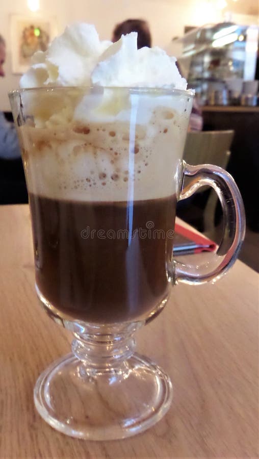 A Sobremesa Quente Da Bebida Com Creme Foto de Stock - Imagem de leite ...