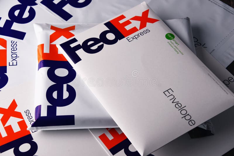 Sobres y paquetes de Fedex imagen editorial. Imagen de servicio - 97553715