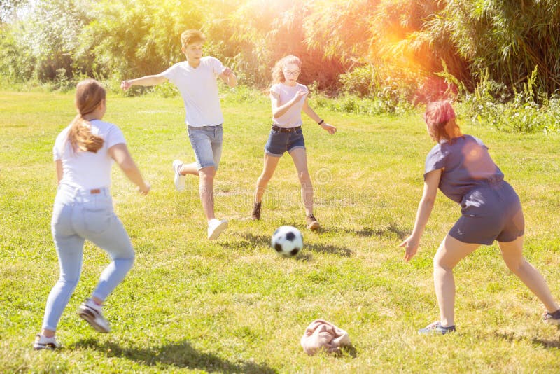 Adolescents Jouant Le Football En Parc Photo Stock Image Du Positif