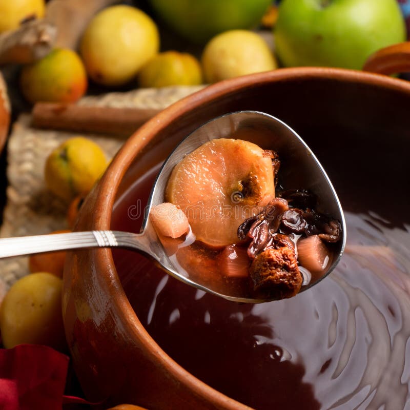 Soco De Fruta De Natal Sobre Fundo De Madeira Foto de Stock - Imagem de ...