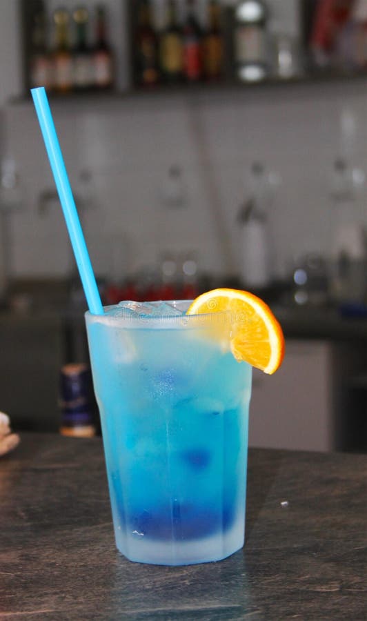 Soda Azul Do Cal Em Uma Tabela De Madeira Imagem de Stock - Imagem de ...