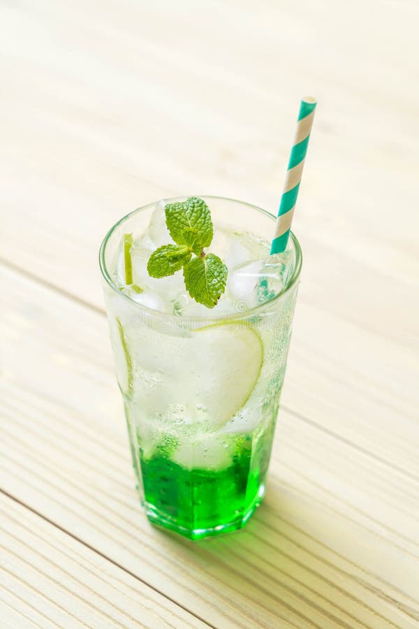 Soda verde de la manzana imagen de archivo. Imagen de fruta - 120817253