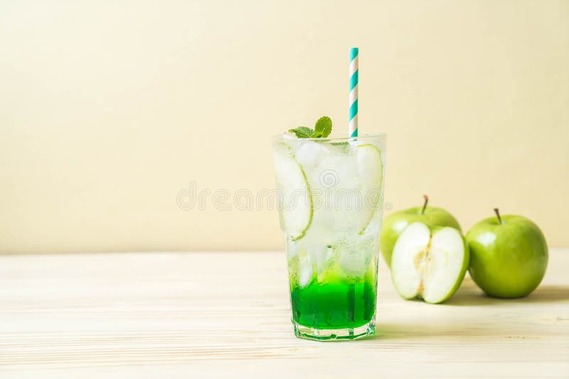 Soda verde de la manzana foto de archivo. Imagen de bebida - 125497704