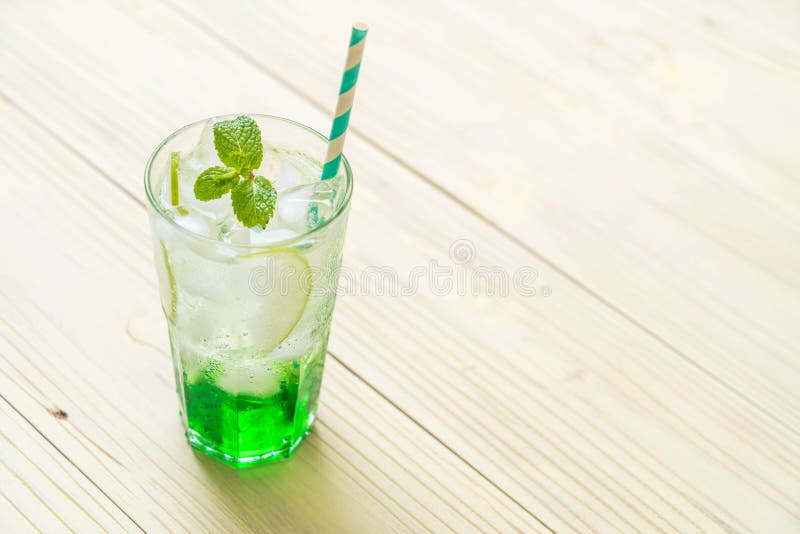 Soda verde de la manzana foto de archivo. Imagen de restaurante - 133435302