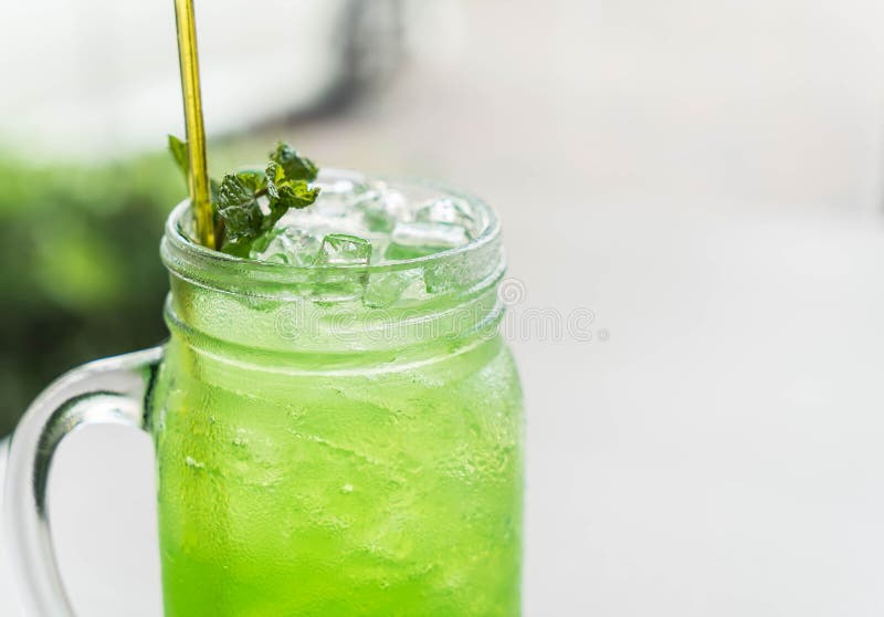 Soda Italiana De Apple Con La Hoja De La Menta Imagen de archivo ...