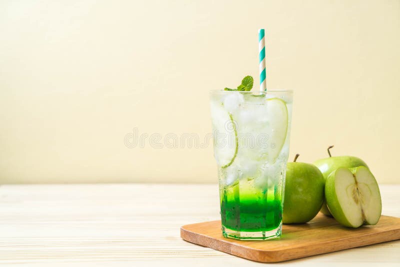 Soda verde de la manzana foto de archivo. Imagen de blanco - 120475342