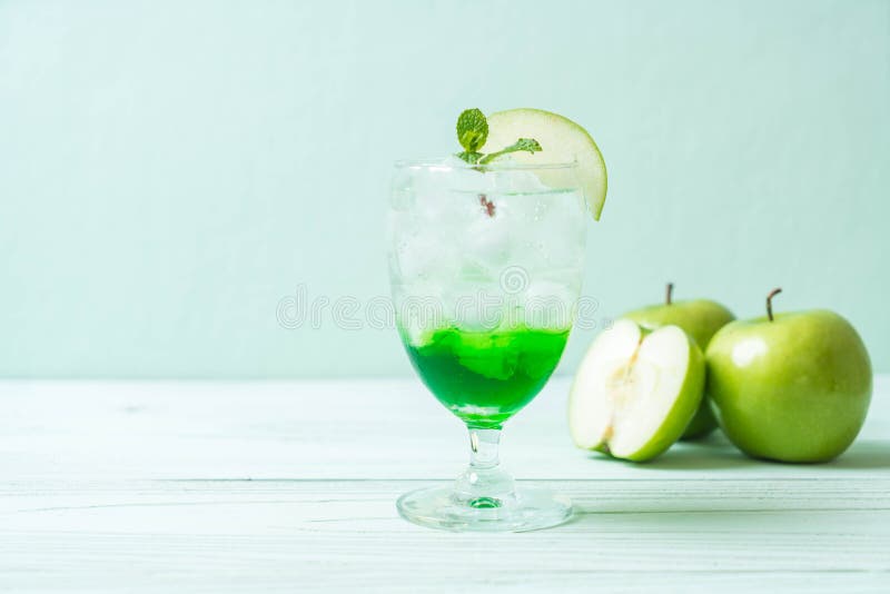 Soda verde de la manzana foto de archivo. Imagen de coctel - 120817262