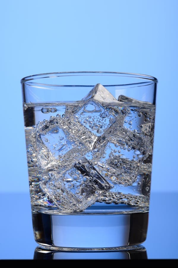 Drinkwater met ijs stock afbeelding. Image of mousserend - 71581563