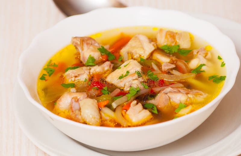 Soep met vlees en groenten stock foto. Image of bamboe - 46623756