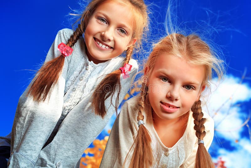 Deux soeurs image stock. Image du verticale, bonheur - 27525979