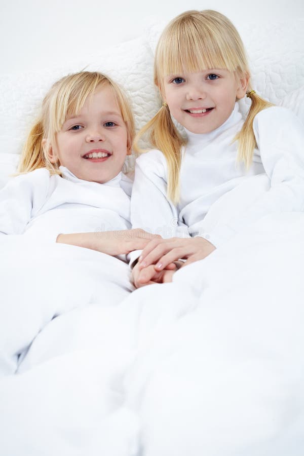 675 Photos De Portrait De Deux Jumelles De Soeurs Photos De Stock