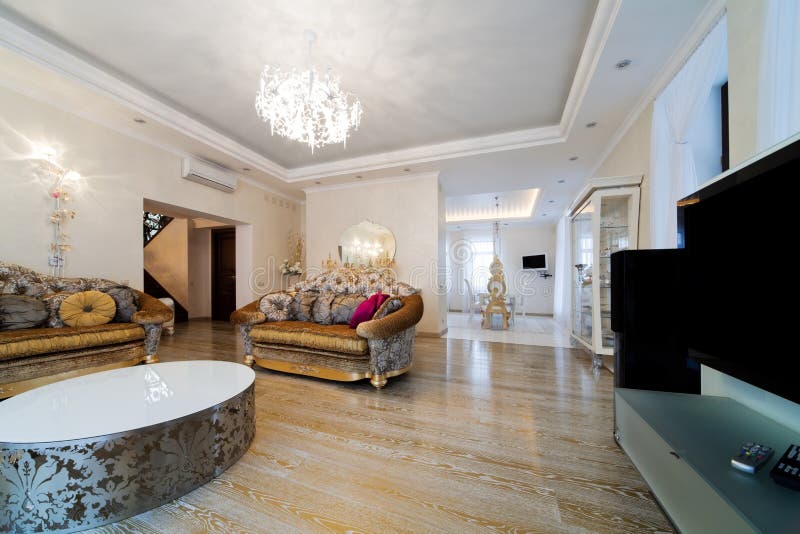 Sofá en una habitación imagen de archivo. Imagen de persiana - 12813803