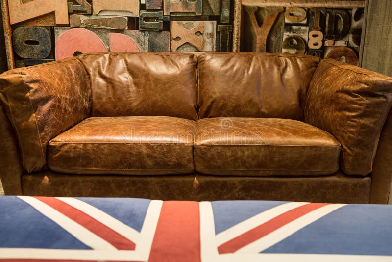 Sofa En Cuir Brun De Vintage Photo stock - Image du salon, conception ...