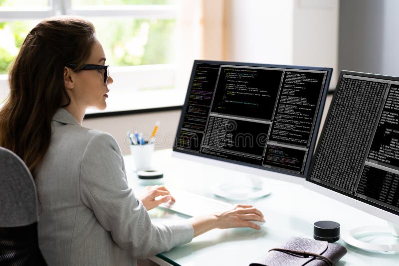 Software De Codificação De Mulheres Programadoras No Computador Foto de ...