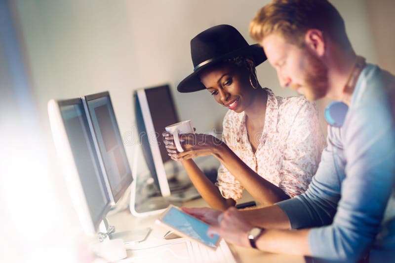 Software Engineers, Die an Projekt Arbeiten Und in Der Firma ...