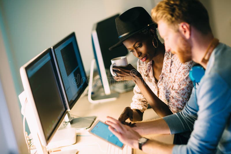 Programmierer, Der in Einer Sich Entwickelnden Firma Der Software ...