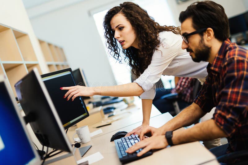 Software Engineers, Die An Projekt Arbeiten Und In Der Firma ...