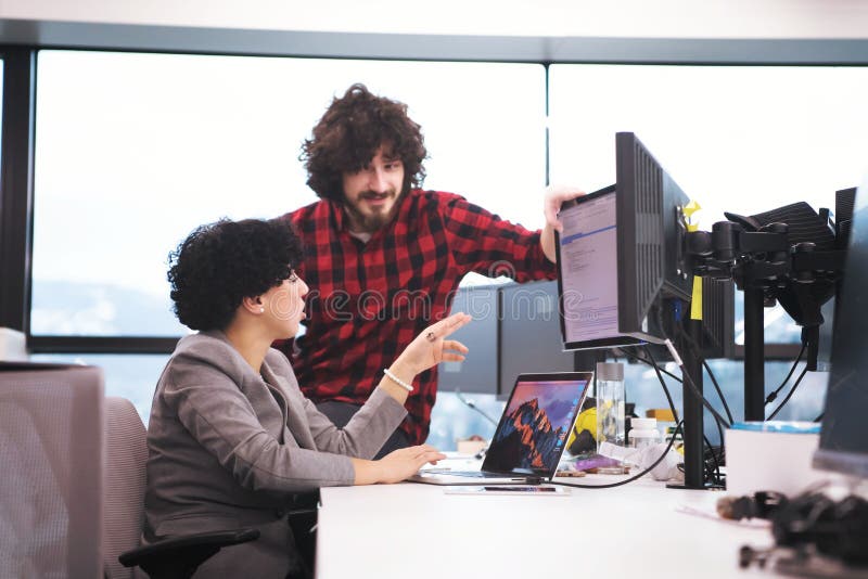 Schreibensprogrammiercode Auf Laptop Binäre Daten Digital Bezüglich Des ...