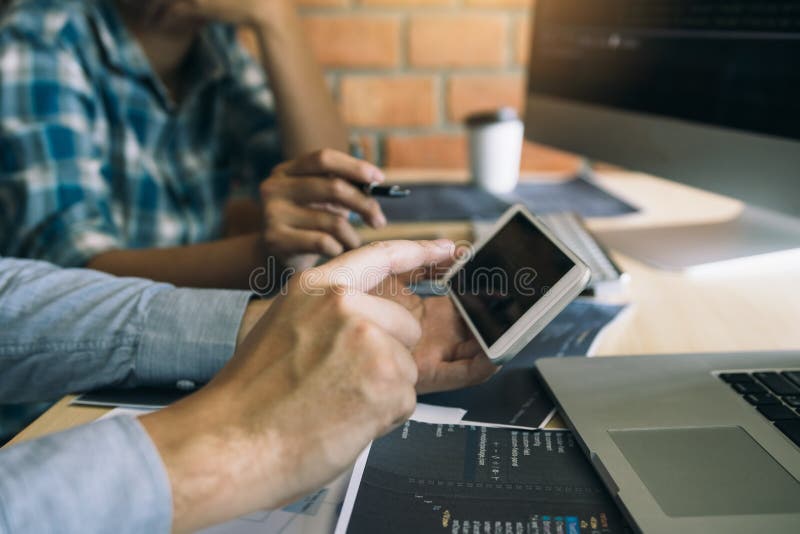 Softwareentwickler Benutzen Intelligente Telefone Und Analysieren ...